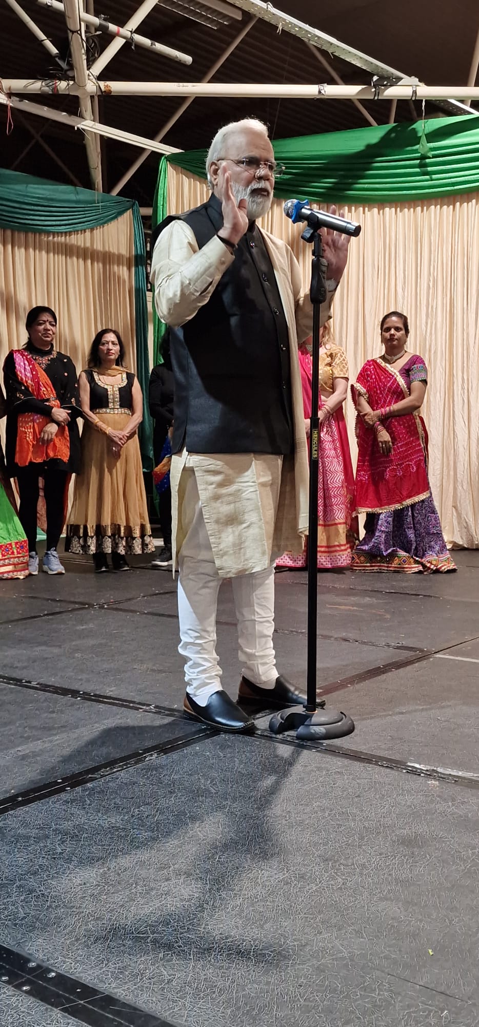 Narendra Modi Dancing Garba? No, Lookalike Mistaken For Prime Minister ...